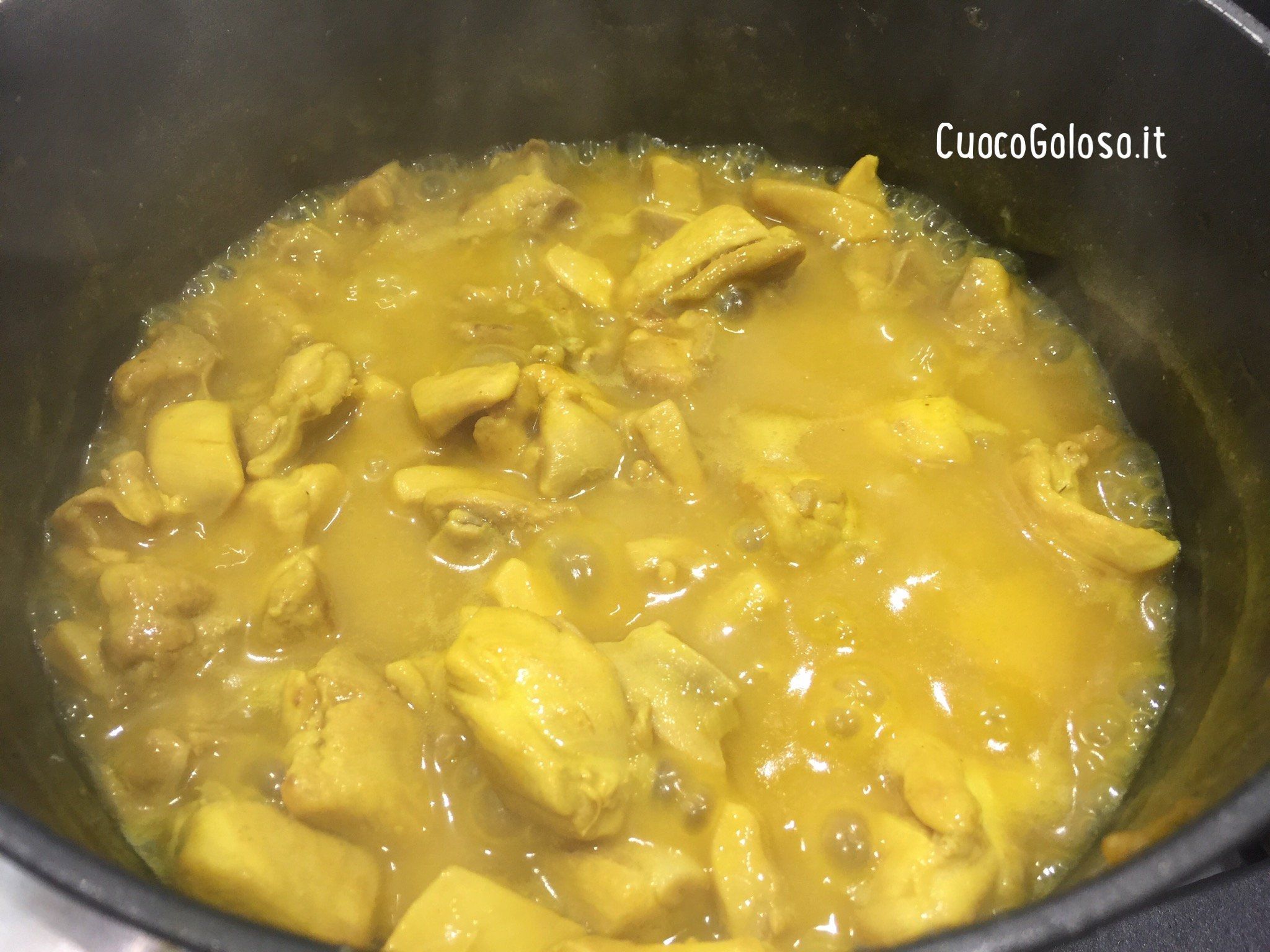 Bocconcini di Pollo in Giallo Aromatico e Riso Venere